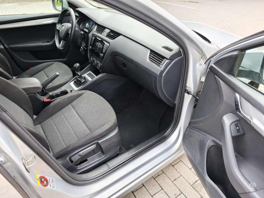 Pelēks Skoda Octavia 2014 Tauragė, ar dzinēja tilpumu 1.60 L un nobraukumu 290 tūkst. km par 4700 €, foto 12 vietnē AUTOMOTO.COM.LV