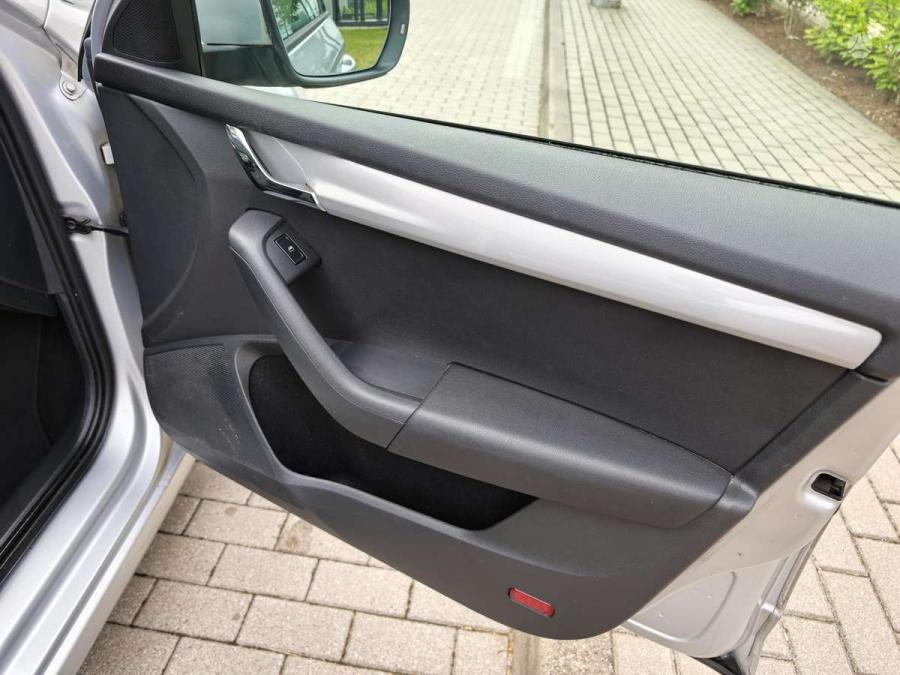 Pelēks Skoda Octavia 2014 Tauragė, ar dzinēja tilpumu 1.60 L un nobraukumu 290 tūkst. km par 4700 €, foto 14 vietnē AUTOMOTO.COM.LV