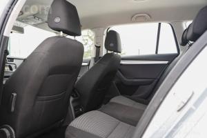 Grey Skoda Octavia 2015 in Riga, with an engine capacity of 1.60 L and mileage of 0 thousand km for 5990 €, photo 10 on AUTOMOTO.COM.LV