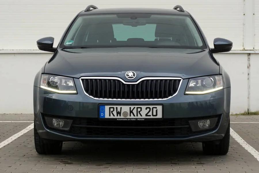 Grey Skoda Octavia 2015 in Riga, with an engine capacity of 2.00 L and mileage of 240 thousand km for 6600 €, photo 4 on AUTOMOTO.COM.LV