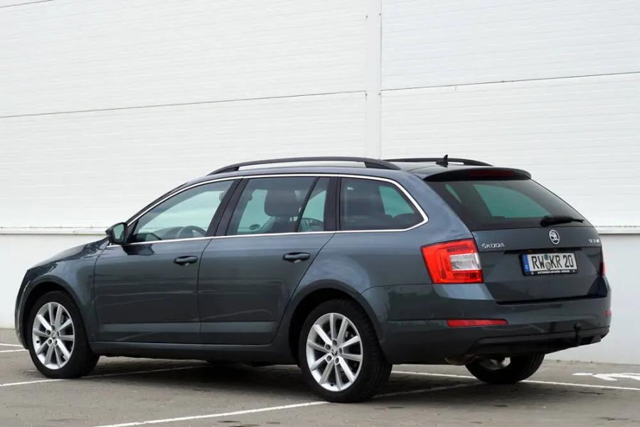 Grey Skoda Octavia 2015 in Riga, with an engine capacity of 2.00 L and mileage of 240 thousand km for 6600 €, photo 8 on AUTOMOTO.COM.LV