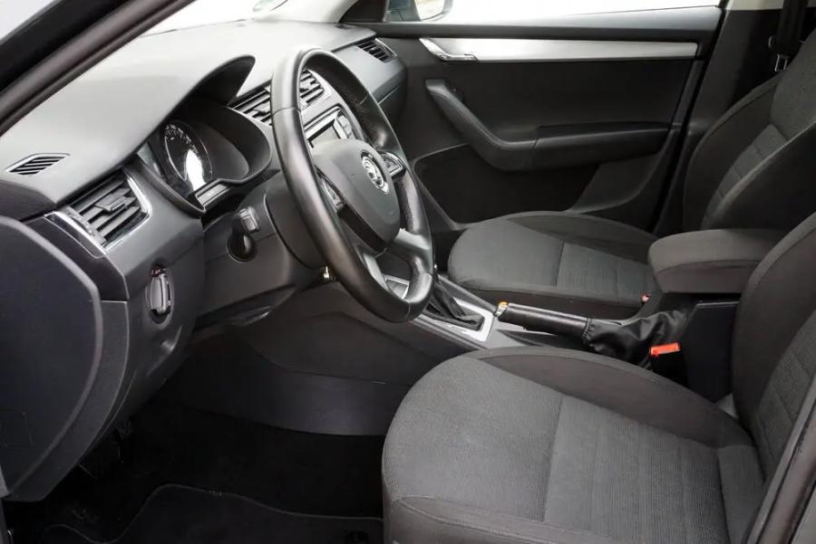 Grey Skoda Octavia 2015 in Riga, with an engine capacity of 2.00 L and mileage of 240 thousand km for 6600 €, photo 19 on AUTOMOTO.COM.LV