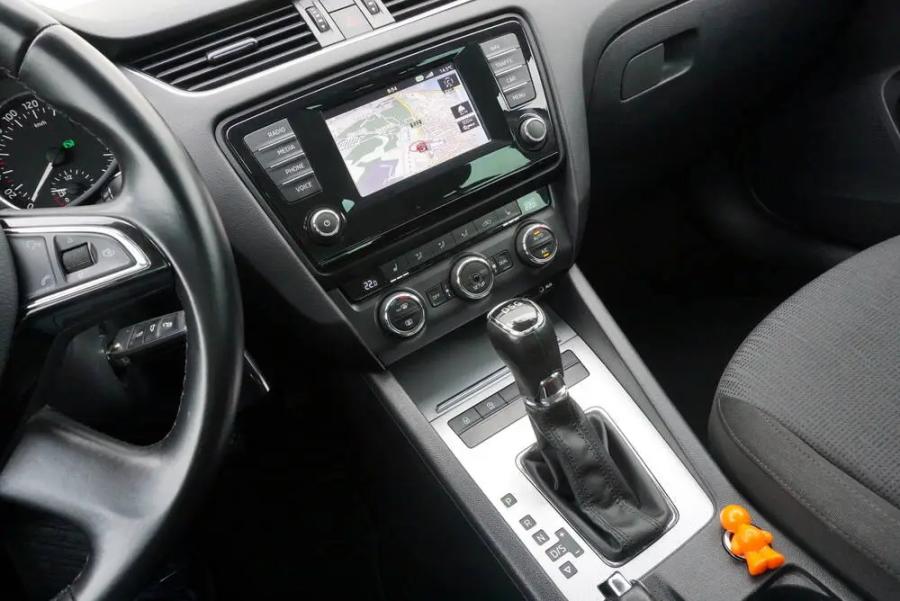 Grey Skoda Octavia 2015 in Riga, with an engine capacity of 2.00 L and mileage of 240 thousand km for 6600 €, photo 25 on AUTOMOTO.COM.LV