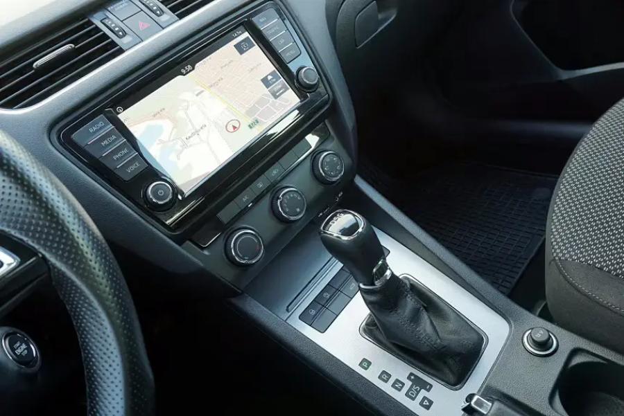 Pelēks Skoda Octavia 2016 Rīga, ar dzinēja tilpumu 2.00 L un nobraukumu 187 tūkst. km par 7900 €, foto 19 vietnē AUTOMOTO.COM.LV