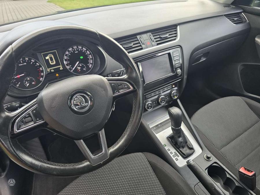 Grey Skoda Octavia 2016 in Rokiskis, with an engine capacity of 1.97 L and mileage of 279 thousand km for 6900 €, photo 12 on AUTOMOTO.COM.LV