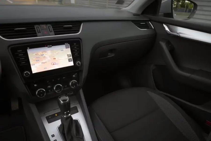 Pelēks Skoda Octavia 2018 Jelgava, ar dzinēja tilpumu 1.60 L un nobraukumu 180 tūkst. km par 12700 €, foto 12 vietnē AUTOMOTO.COM.LV