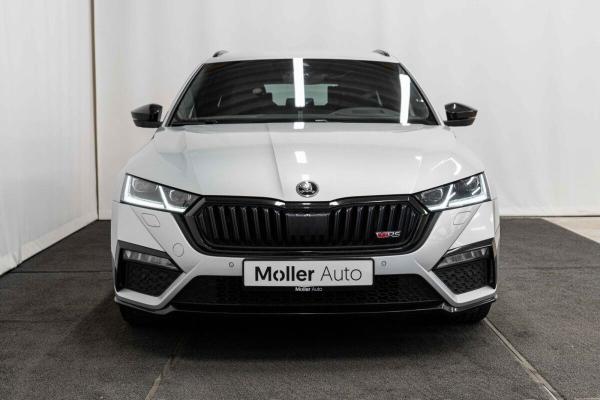 Skoda Octavia 2022 in Tallinn on AUTOMOTO.COM.LV Grey Skoda Octavia 2022 in Tallinn, with an engine capacity of 2.00 L and mileage of 139 thousand km for 24490 €, photo 3 on AUTOMOTO.COM.LV