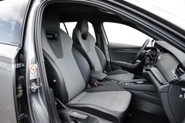 Pelēks Skoda Octavia 2024 Rīga, ar dzinēja tilpumu 2.00 L un nobraukumu 27 tūkst. km par 24500 €, foto 5 vietnē AUTOMOTO.COM.LV