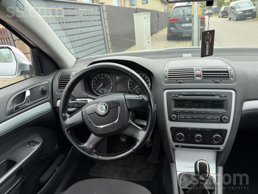 Skoda Octavia 2011 in Ventspils, with an engine capacity of 1.60 L and mileage of 413 thousand km for 2495 €, photo 6 on AUTOMOTO.COM.LV