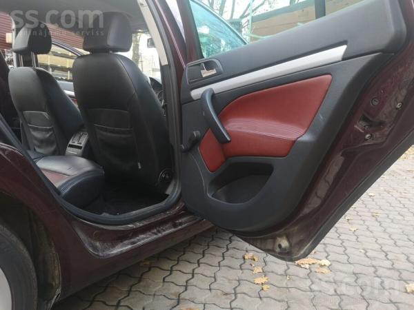Red Skoda Octavia 2010 in Riga, with an engine capacity of 1.60 L and mileage of 275 thousand km for 4800 €, photo 2 on AUTOMOTO.COM.LV
