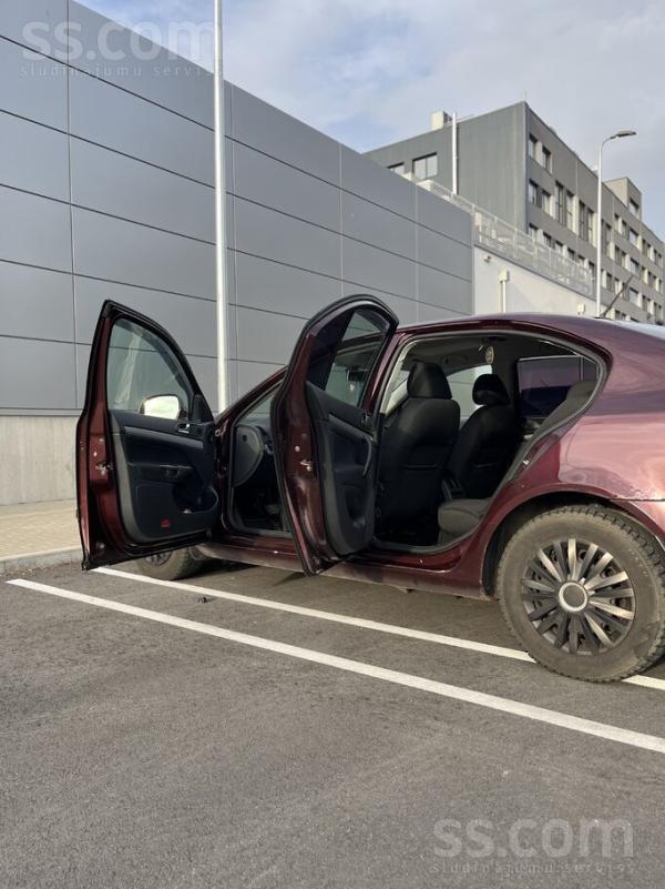 Red Skoda Octavia 2012 in Riga, with an engine capacity of 1.60 L and mileage of 274 thousand km for 2699 €, photo 6 on AUTOMOTO.COM.LV