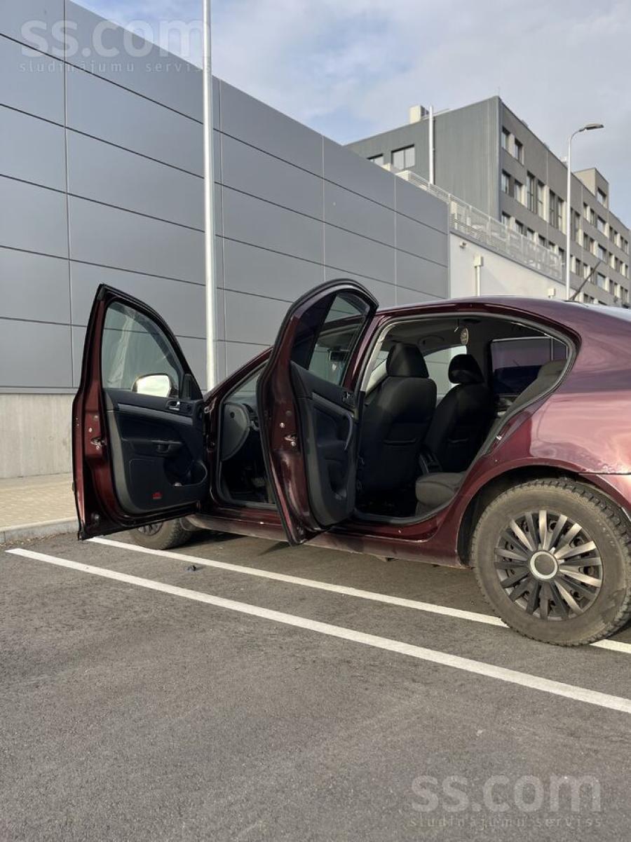 Red Skoda Octavia 2012 in Riga, with an engine capacity of 1.60 L and mileage of 274 thousand km for 2699 €, photo 7 on AUTOMOTO.COM.LV