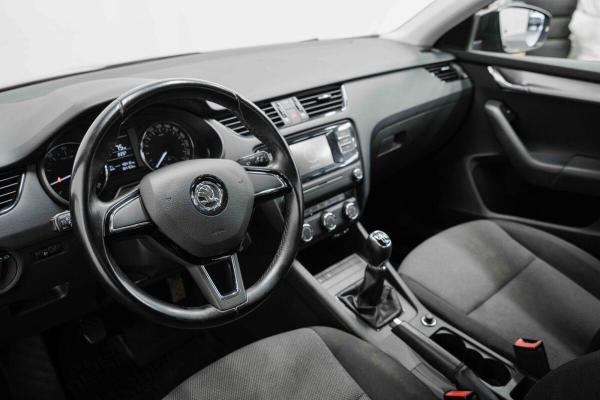 Red Skoda Octavia 2016 in Tallinn, with an engine capacity of 1.20 L and mileage of 164 thousand km for 5900 €, photo 8 on AUTOMOTO.COM.LV