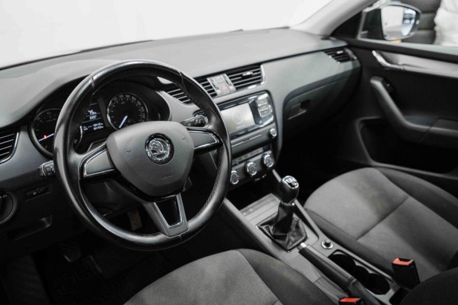 Sarkans Skoda Octavia 2016 Tallina, ar dzinēja tilpumu 1.20 L un nobraukumu 164 tūkst. km par 5900 €, foto 9 vietnē AUTOMOTO.COM.LV