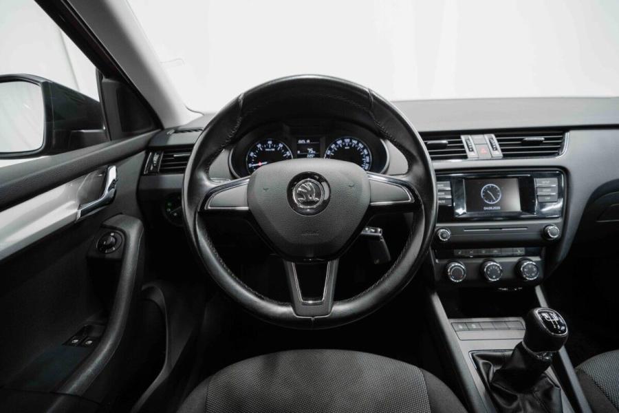 Sarkans Skoda Octavia 2016 Tallina, ar dzinēja tilpumu 1.20 L un nobraukumu 164 tūkst. km par 5900 €, foto 11 vietnē AUTOMOTO.COM.LV
