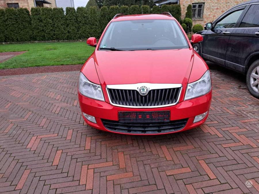 Red Skoda Octavia 2009 in Birzai, with an engine capacity of 1.39 L and mileage of 168 thousand km for 2600 €, photo 1 on AUTOMOTO.COM.LV