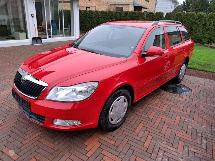 Red Skoda Octavia 2009 in Birzai, with an engine capacity of 1.39 L and mileage of 168 thousand km for 2600 €, photo 3 on AUTOMOTO.COM.LV