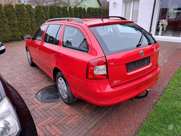 Red Skoda Octavia 2009 in Birzai, with an engine capacity of 1.39 L and mileage of 168 thousand km for 2600 €, photo 5 on AUTOMOTO.COM.LV