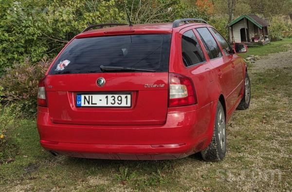 Red Skoda Octavia 2010 in Aizkraukle, with an engine capacity of 1.60 L and mileage of 214 thousand km for 3567 €, photo 2 on AUTOMOTO.COM.LV