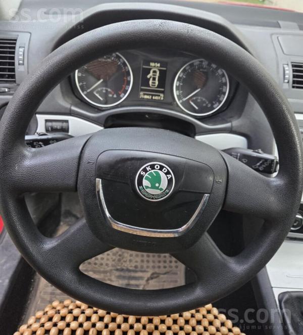 Red Skoda Octavia 2010 in Aizkraukle, with an engine capacity of 1.60 L and mileage of 214 thousand km for 3567 €, photo 5 on AUTOMOTO.COM.LV
