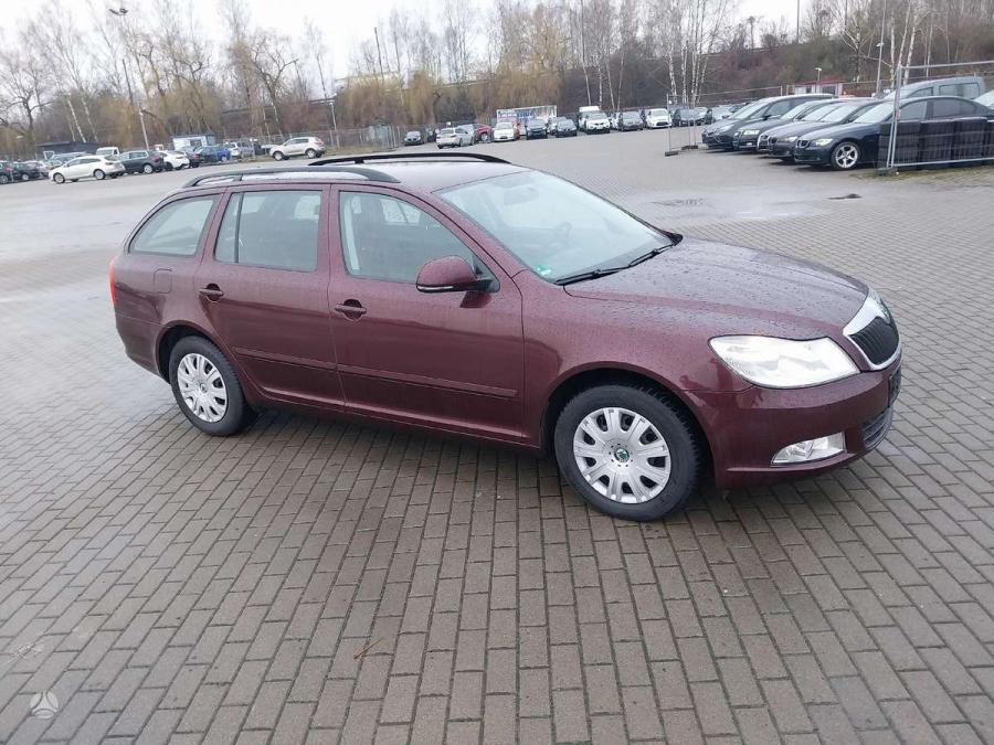 Red Skoda Octavia 2012 in Marijampole, with an engine capacity of 1.39 L and mileage of 236 thousand km for 3750 €, photo 2 on AUTOMOTO.COM.LV