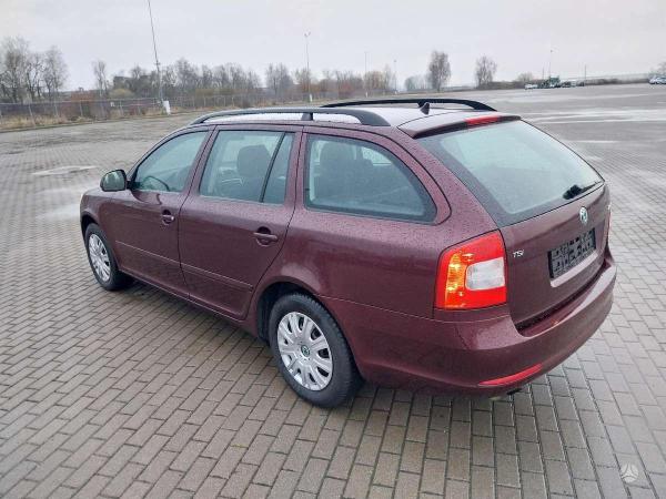 Red Skoda Octavia 2012 in Marijampole, with an engine capacity of 1.39 L and mileage of 237 thousand km for 3650 €, photo 7 on AUTOMOTO.COM.LV