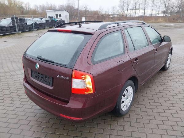 Red Skoda Octavia 2012 in Marijampole, with an engine capacity of 1.39 L and mileage of 237 thousand km for 3650 €, photo 8 on AUTOMOTO.COM.LV
