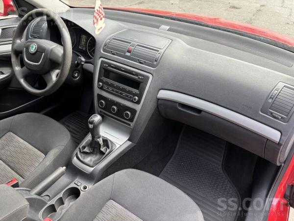 Sarkans Skoda Octavia 2012 Rīga, ar dzinēja tilpumu 1.60 L un nobraukumu 340 tūkst. km par 1600 €, foto 5 vietnē AUTOMOTO.COM.LV