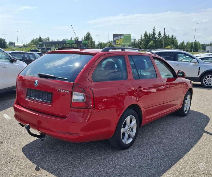 Red Skoda Octavia 2013 in Utena, with an engine capacity of 1.97 L and mileage of 345 thousand km for 4200 €, photo 4 on AUTOMOTO.COM.LV
