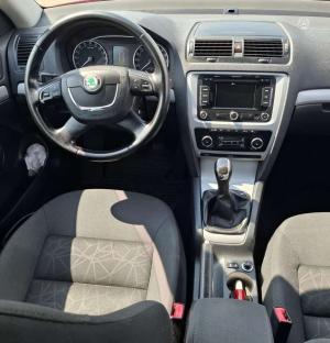 Red Skoda Octavia 2013 in Utena, with an engine capacity of 1.97 L and mileage of 345 thousand km for 4200 €, photo 7 on AUTOMOTO.COM.LV