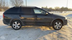 Black Skoda Octavia Scout 2007 in Vilnius, with an engine capacity of 2.00 L and mileage of 377 thousand km for 1900 €, photo 5 on AUTOMOTO.COM.LV