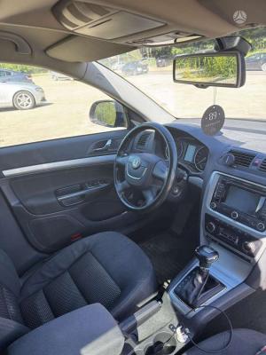 Black Skoda Octavia Scout 2012 in Vilnius, with an engine capacity of 1.97 L and mileage of 299 thousand km for 5200 €, photo 5 on AUTOMOTO.COM.LV