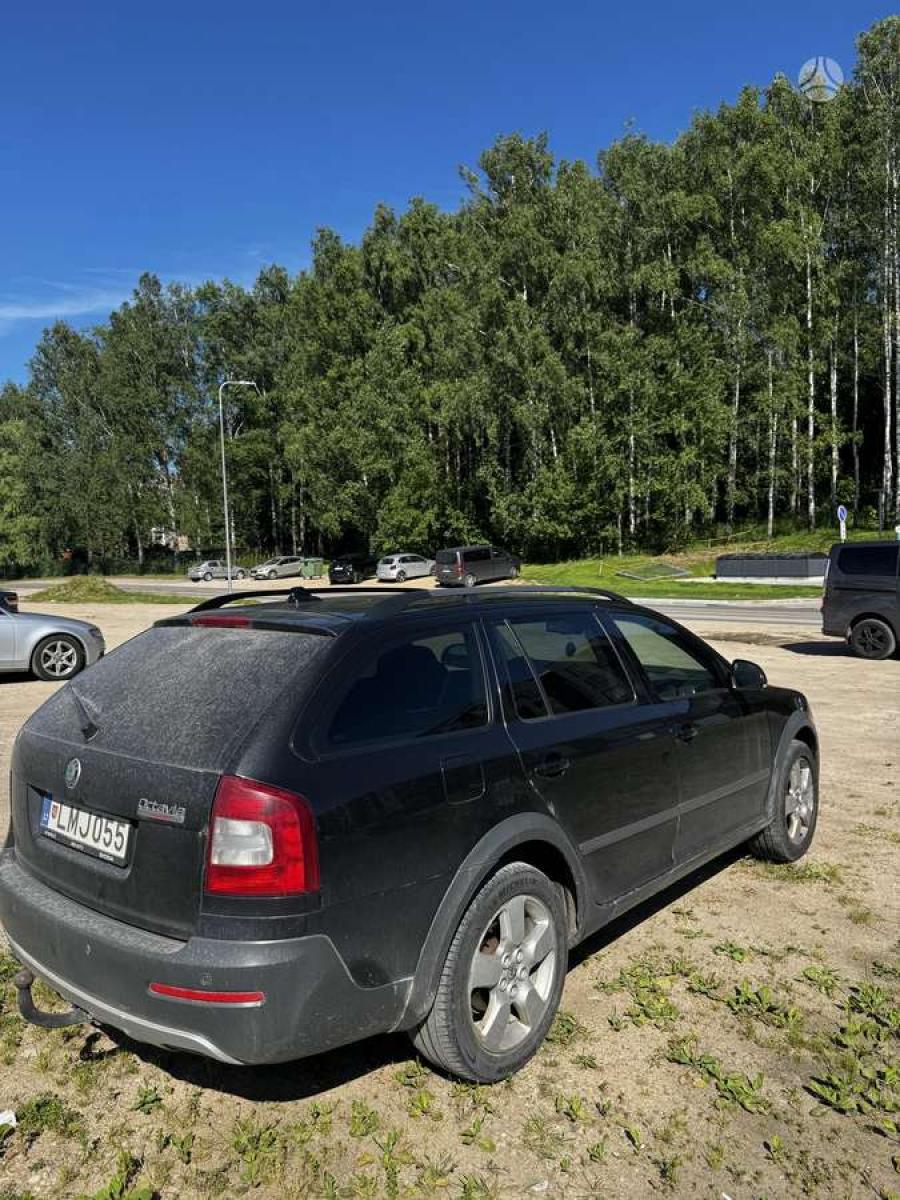 Black Skoda Octavia Scout 2012 in Vilnius, with an engine capacity of 1.97 L and mileage of 299 thousand km for 5200 €, photo 7 on AUTOMOTO.COM.LV