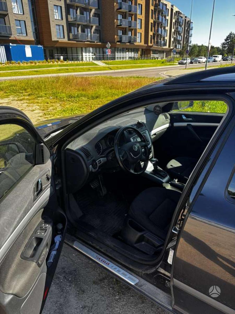 Black Skoda Octavia Scout 2012 in Vilnius, with an engine capacity of 1.97 L and mileage of 299 thousand km for 5200 €, photo 12 on AUTOMOTO.COM.LV