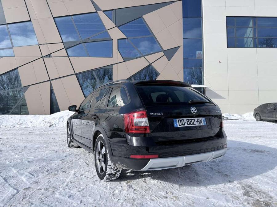 Black Skoda Octavia Scout 2015 in Siauliai, with an engine capacity of 1.97 L and mileage of 225 thousand km for 8200 €, photo 11 on AUTOMOTO.COM.LV