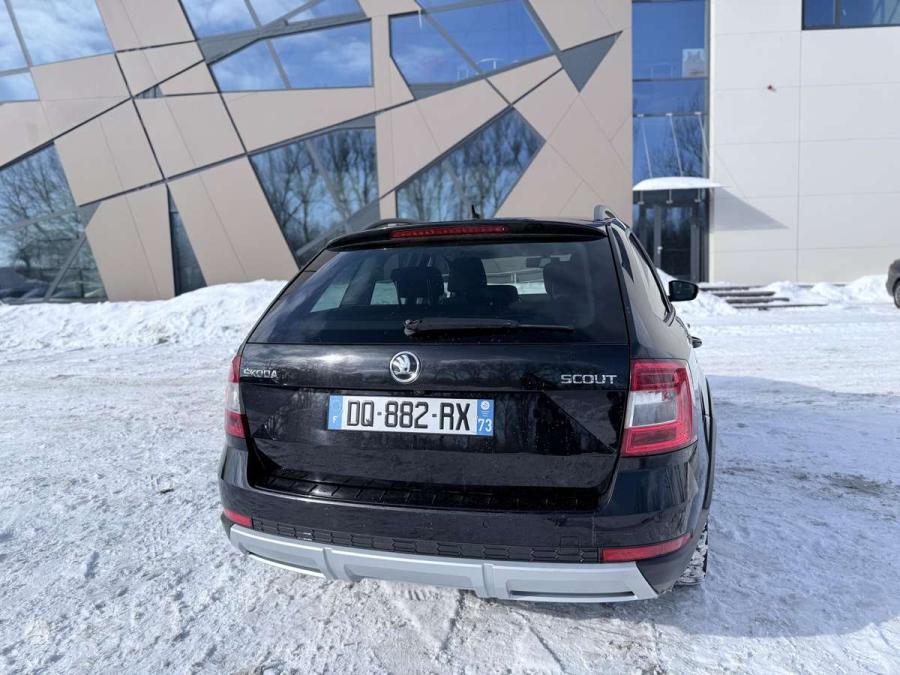 Black Skoda Octavia Scout 2015 in Siauliai, with an engine capacity of 1.97 L and mileage of 225 thousand km for 8200 €, photo 17 on AUTOMOTO.COM.LV