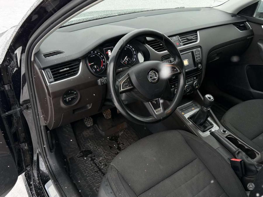 Black Skoda Octavia Scout 2016 in Rokiskis, with an engine capacity of 2.00 L and mileage of 340 thousand km for 6750 €, photo 8 on AUTOMOTO.COM.LV