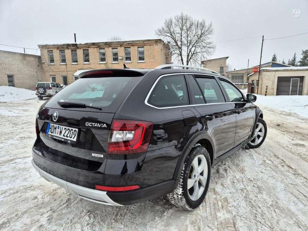 Black Skoda Octavia Scout 2018 in Utena, with an engine capacity of 2.00 L and mileage of 292 thousand km for 10990 €, photo 4 on AUTOMOTO.COM.LV