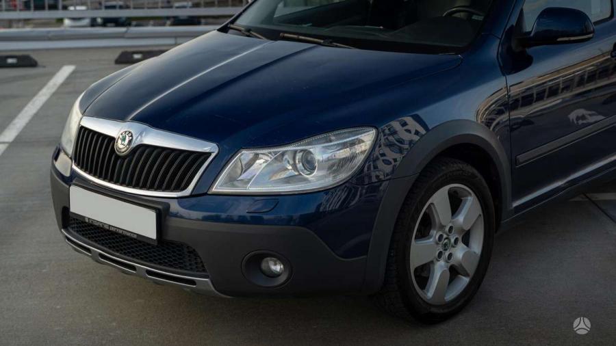 Blue Skoda Octavia Scout 2011 in Vilnius, with an engine capacity of 2.00 L and mileage of 290 thousand km for 4900 €, photo 4 on AUTOMOTO.COM.LV