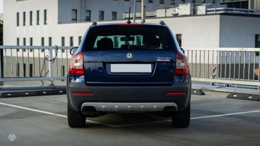 Blue Skoda Octavia Scout 2011 in Vilnius, with an engine capacity of 2.00 L and mileage of 290 thousand km for 4900 €, photo 5 on AUTOMOTO.COM.LV