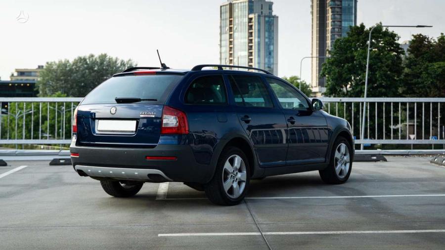 Blue Skoda Octavia Scout 2011 in Vilnius, with an engine capacity of 2.00 L and mileage of 290 thousand km for 4900 €, photo 6 on AUTOMOTO.COM.LV