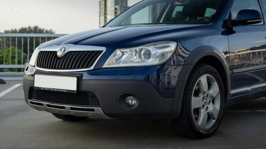 Blue Skoda Octavia Scout 2011 in Vilnius, with an engine capacity of 2.00 L and mileage of 290 thousand km for 4900 €, photo 7 on AUTOMOTO.COM.LV