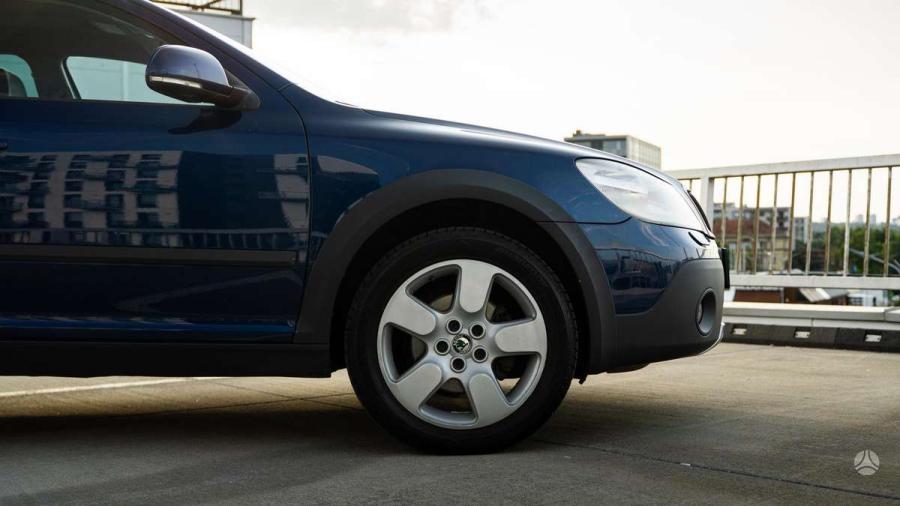 Blue Skoda Octavia Scout 2011 in Vilnius, with an engine capacity of 2.00 L and mileage of 290 thousand km for 4900 €, photo 8 on AUTOMOTO.COM.LV