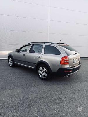 Brown Skoda Octavia Scout 2008 in Utena, with an engine capacity of 1.97 L and mileage of 303 thousand km for 3950 €, photo 4 on AUTOMOTO.COM.LV