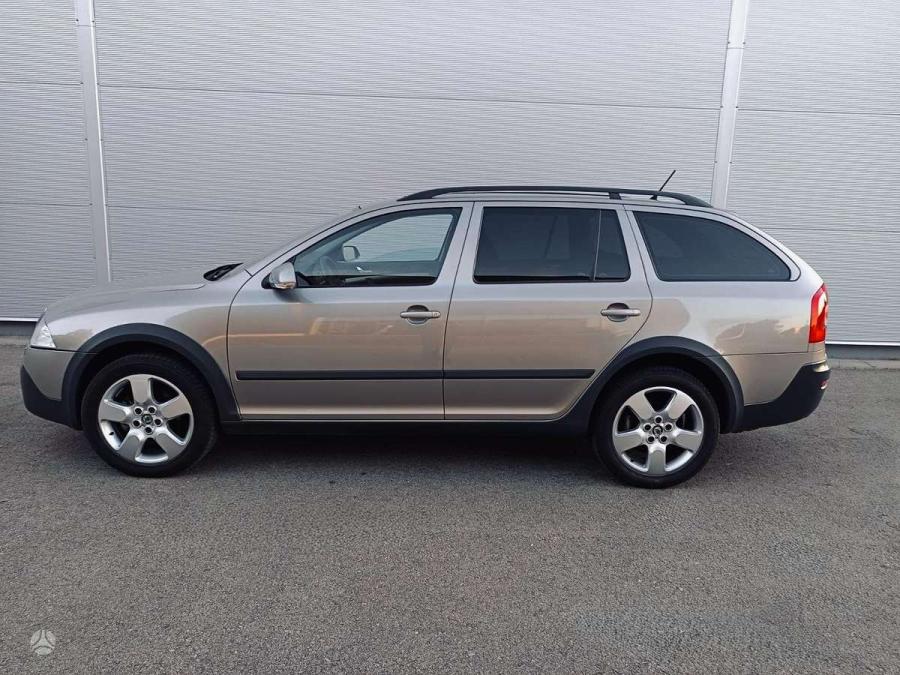 Brown Skoda Octavia Scout 2008 in Utena, with an engine capacity of 1.97 L and mileage of 303 thousand km for 3950 €, photo 6 on AUTOMOTO.COM.LV