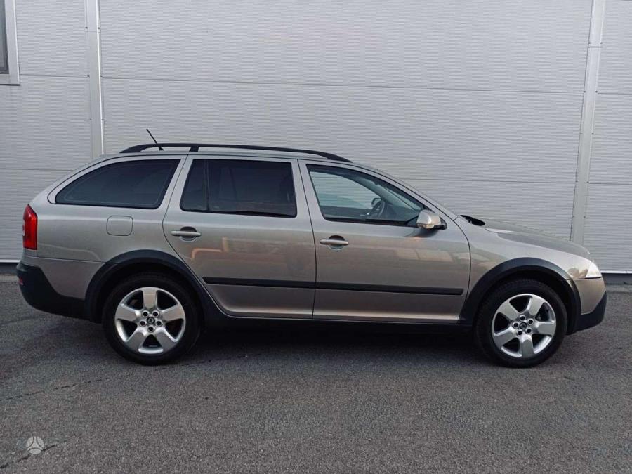 Brown Skoda Octavia Scout 2008 in Utena, with an engine capacity of 1.97 L and mileage of 303 thousand km for 3950 €, photo 7 on AUTOMOTO.COM.LV