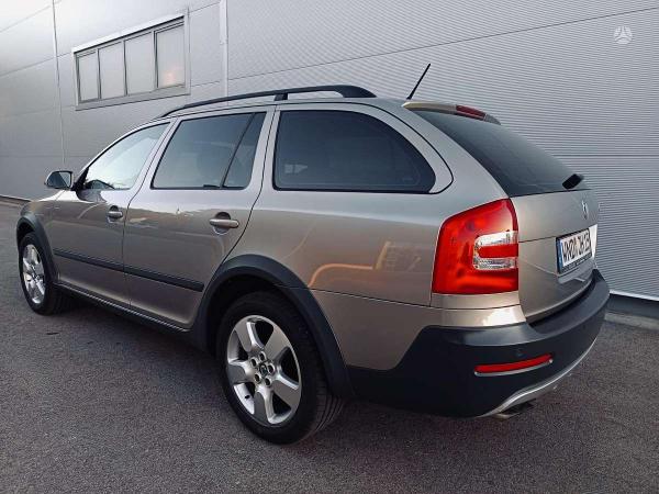 Brown Skoda Octavia Scout 2008 in Utena, with an engine capacity of 1.97 L and mileage of 303 thousand km for 3950 €, photo 11 on AUTOMOTO.COM.LV