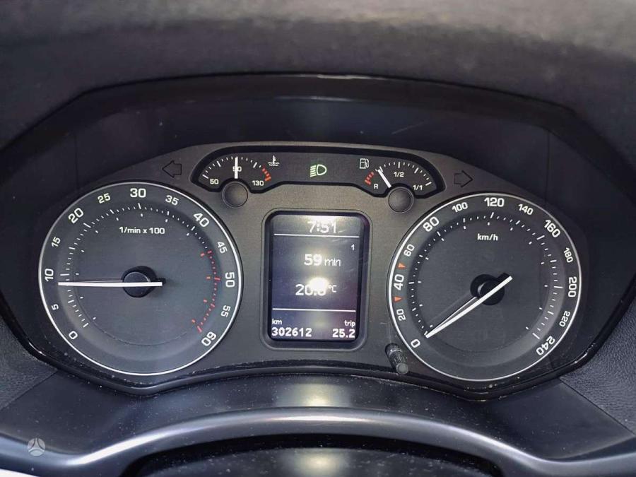 Brown Skoda Octavia Scout 2008 in Utena, with an engine capacity of 1.97 L and mileage of 303 thousand km for 3950 €, photo 31 on AUTOMOTO.COM.LV