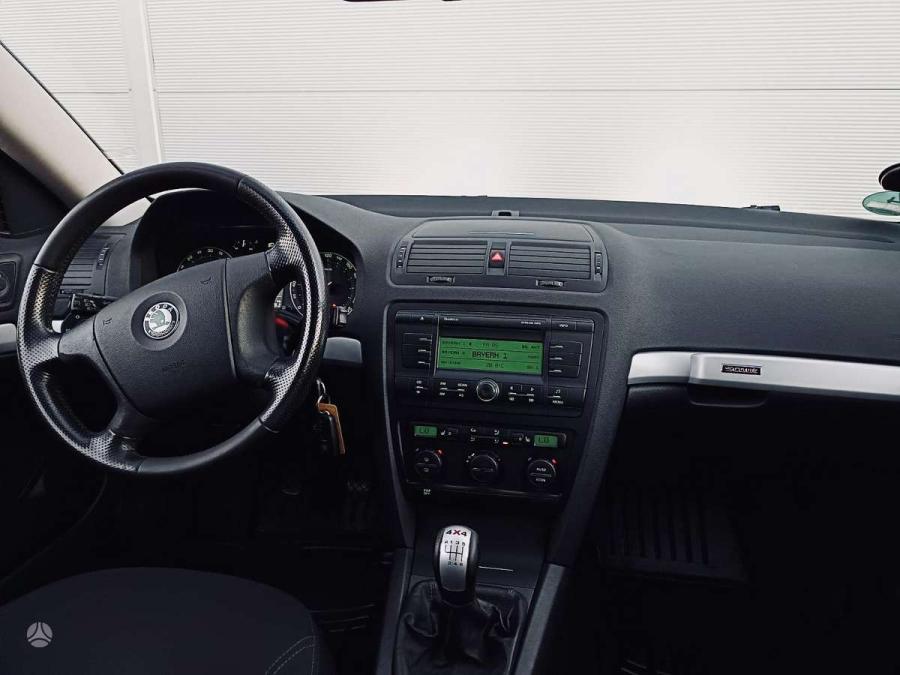 Brown Skoda Octavia Scout 2008 in Utena, with an engine capacity of 1.97 L and mileage of 303 thousand km for 3950 €, photo 40 on AUTOMOTO.COM.LV