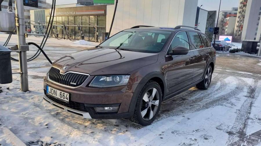 Brown Skoda Octavia Scout 2016 in Vilnius, with an engine capacity of 1.98 L and mileage of 250 thousand km for 9000 €, photo 1 on AUTOMOTO.COM.LV
